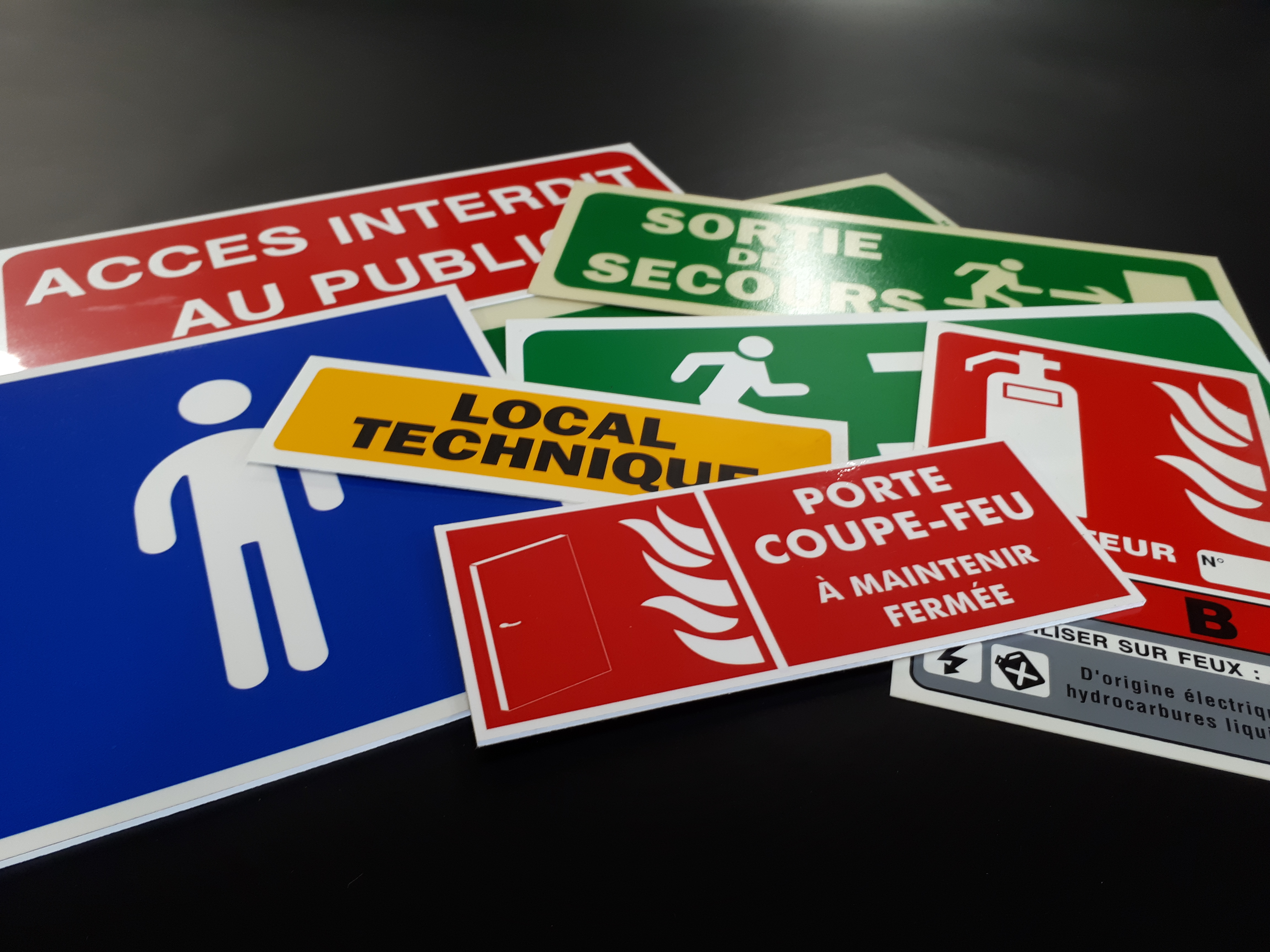 PLAQUES – SIGNALÉTIQUE – GRAVURE – SIGNALCOM