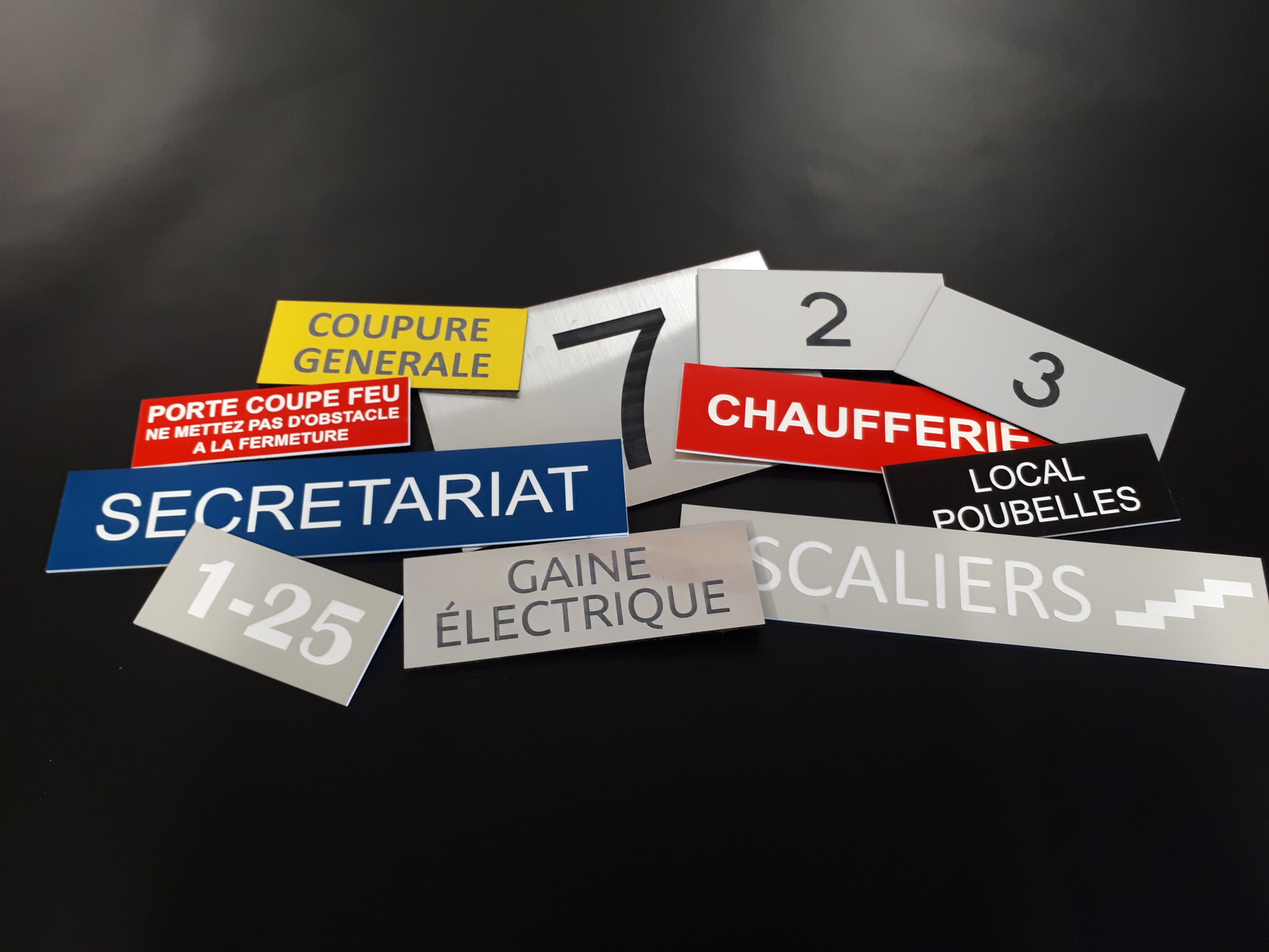 PLAQUES – SIGNALÉTIQUE – GRAVURE – SIGNALCOM